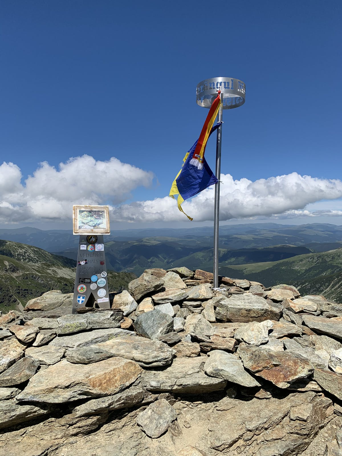 Vârful Parângul Mare (2519m) · Ce să vizităm