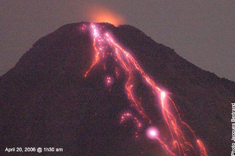 Arenal Volcano Eruption photos - April 20, 2006