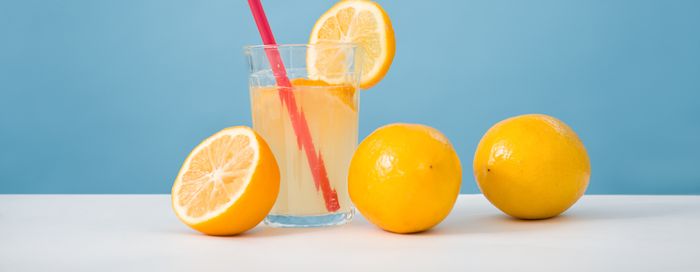 12 increíbles beneficios de tomar agua con limón
