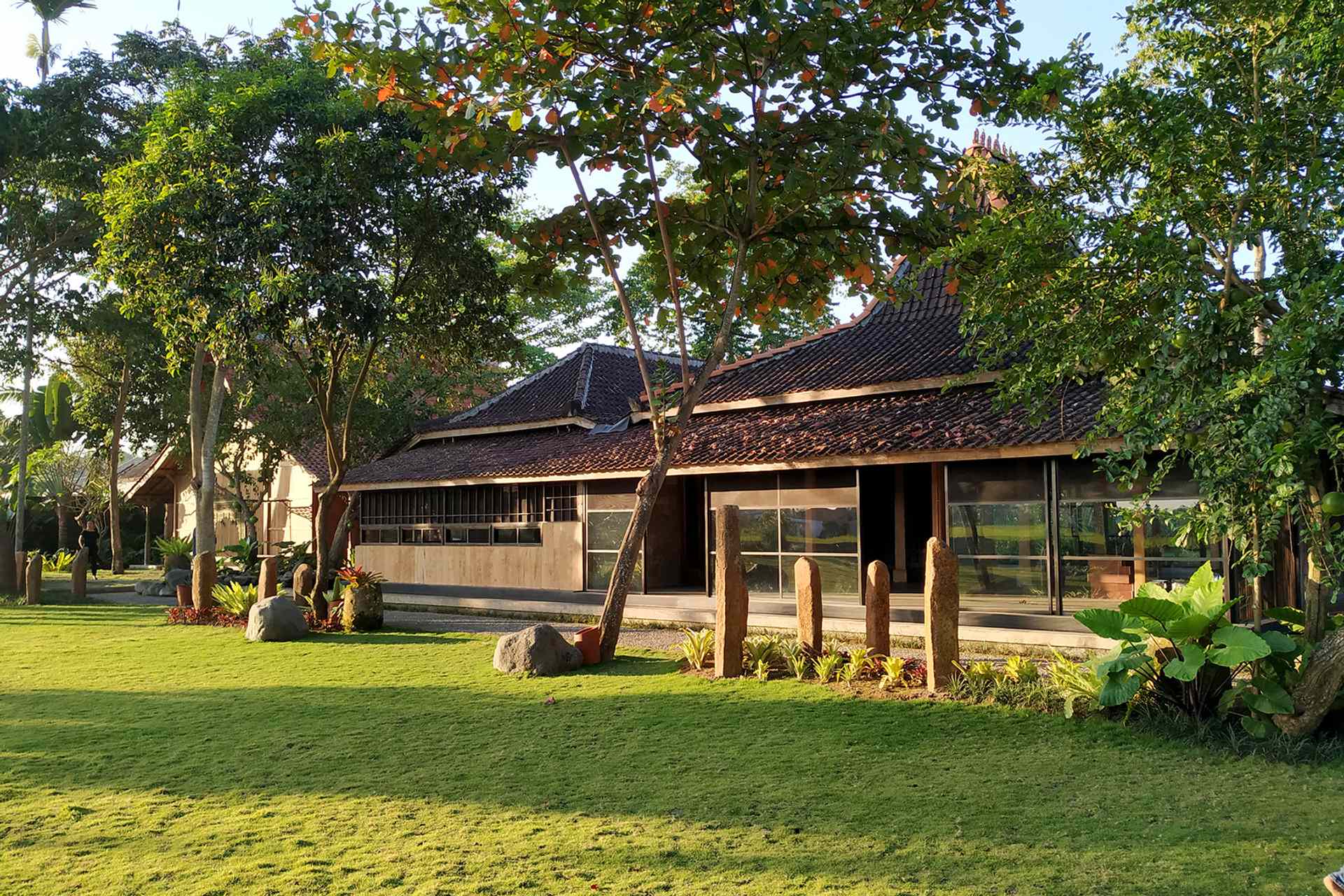 Natisa Jones at Tony Raka - Fumes