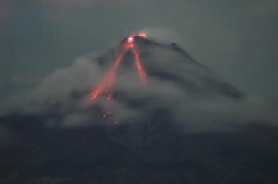 Arenal Eruption Photos - May 22, 2005