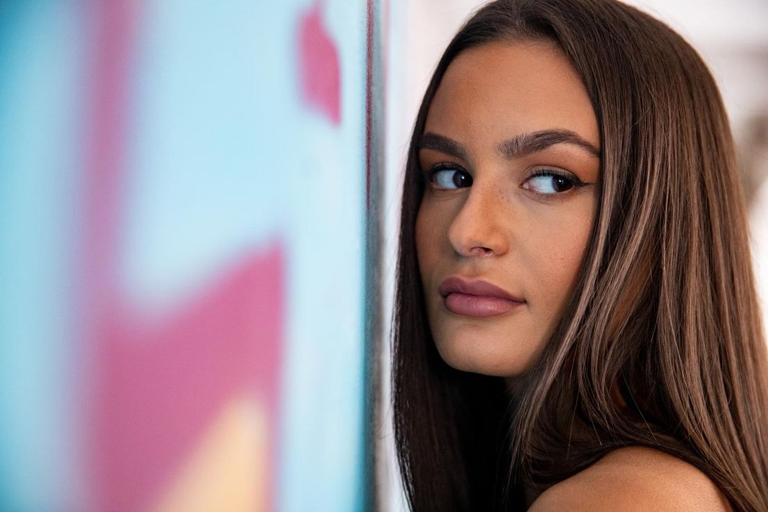 Lepa, postavna Kranjčanka, ki zna peti... | Trma.si